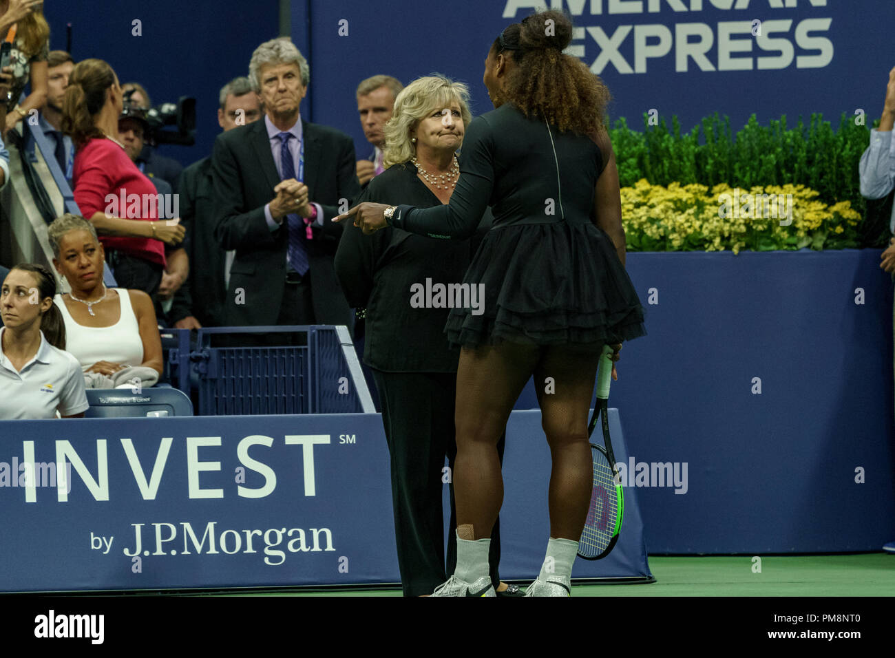 Female umpire hi-res stock photography and images - Alamy