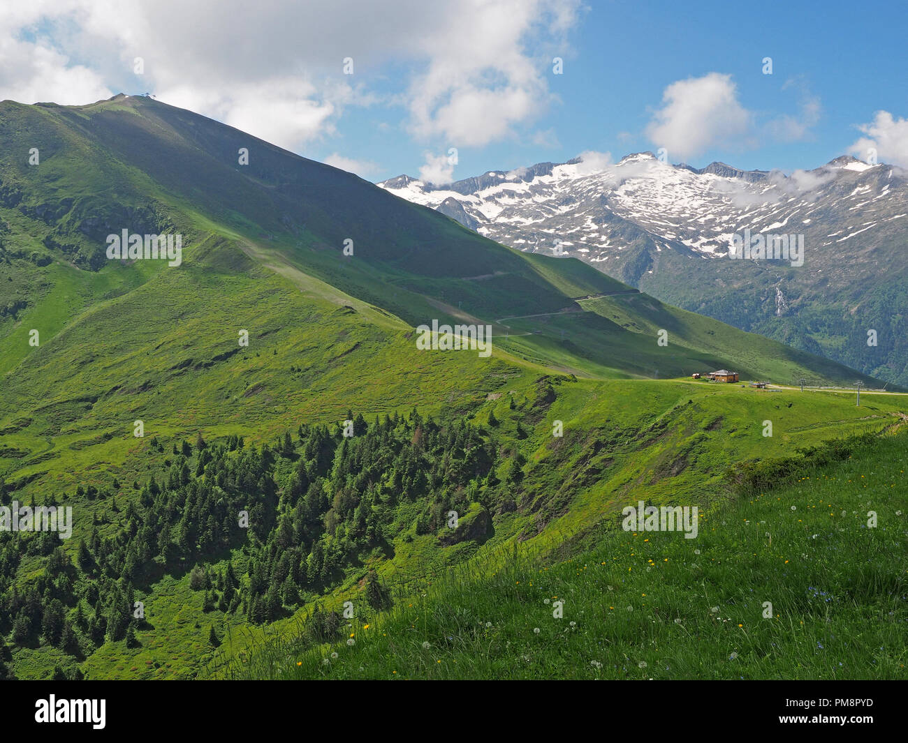 Snowy high mountain landscape hi-res stock photography and images - Alamy