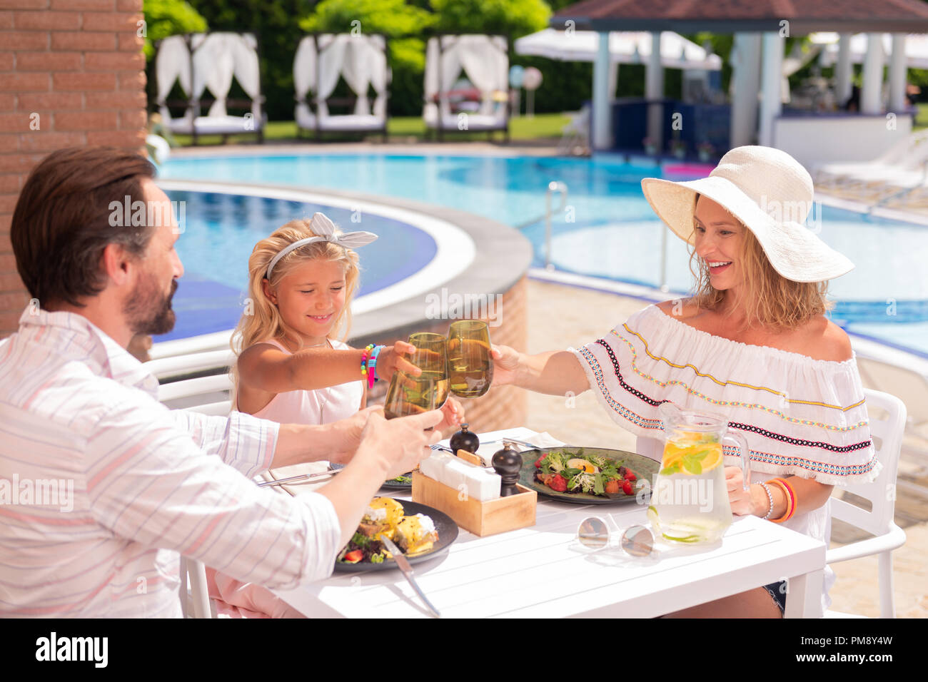 Mother father children cheering hi-res stock photography and images - Alamy