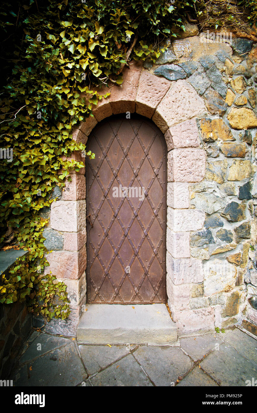 Medieval doors hi-res stock photography and images - Alamy