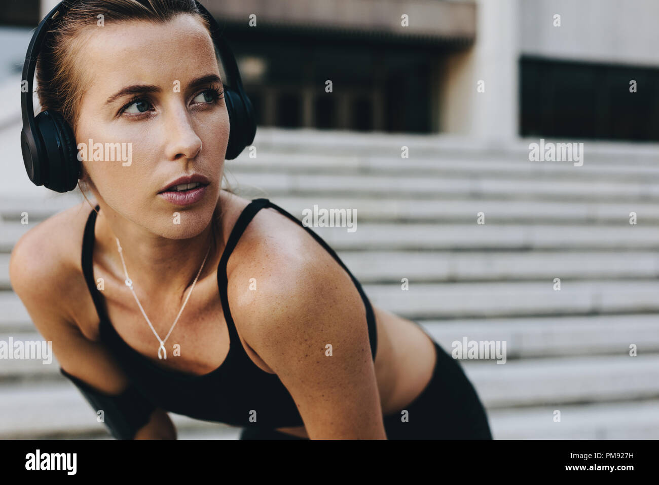 Woman hands on knees sport hi-res stock photography and images - Alamy