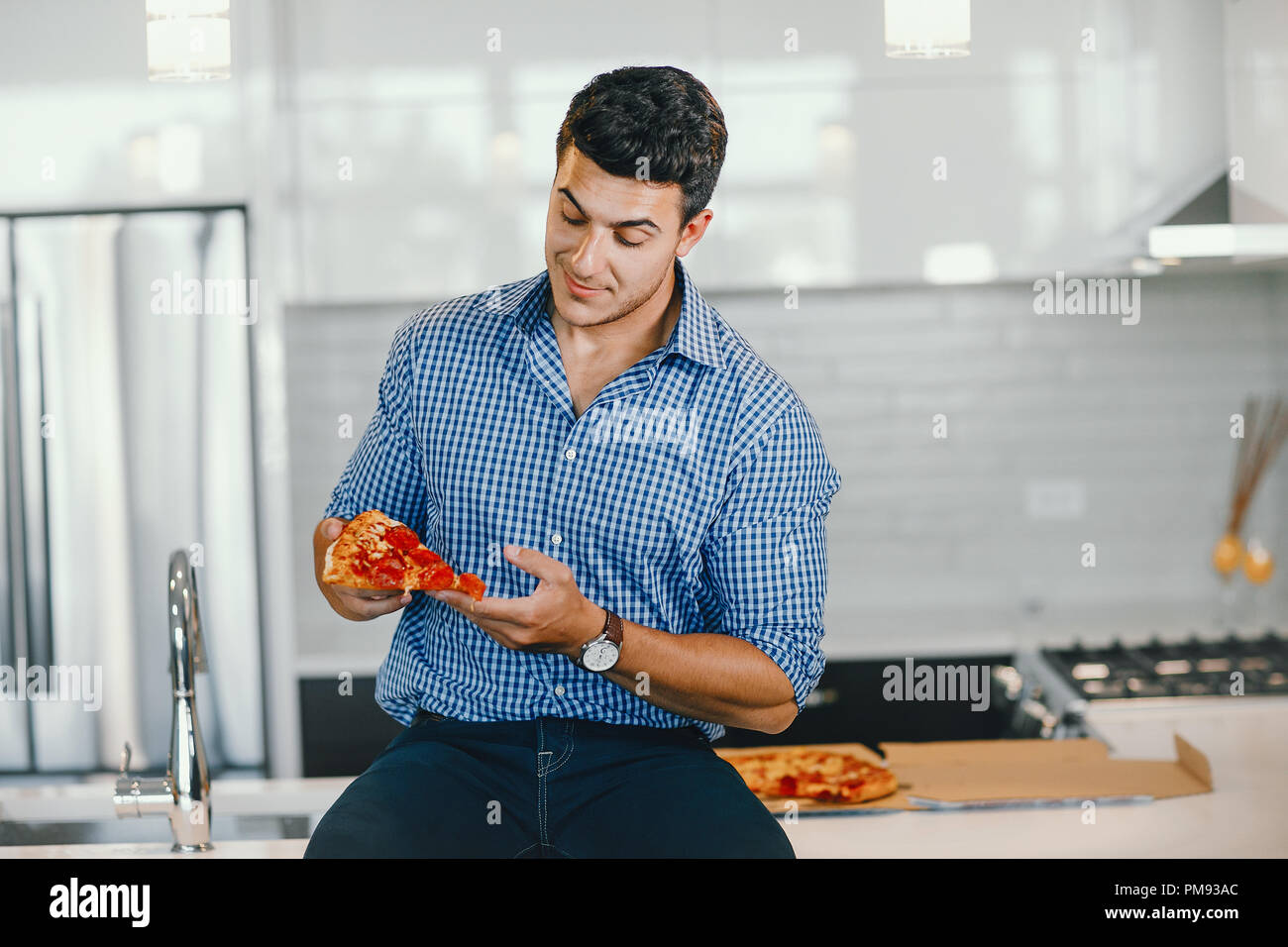 Man person eating eat pizza hi-res stock photography and images - Alamy