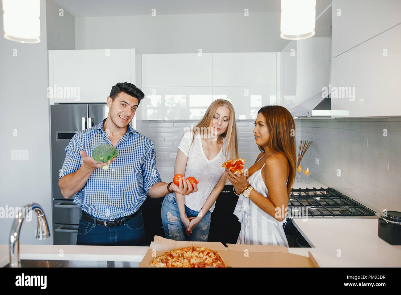 Friends in a kitchen hi-res stock photography and images - Alamy