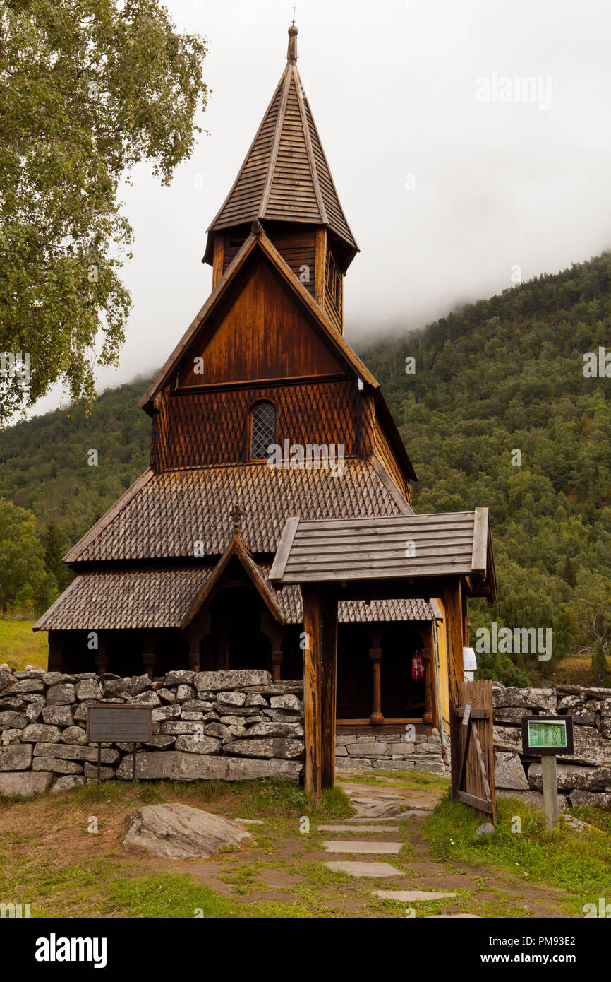 Die Stabkirche von Urnes am Sognefjord ist als UNESCO Weltkulturerbe ...