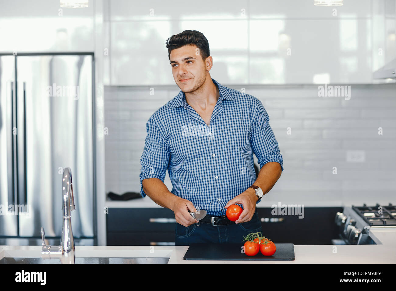 Man in the kitchen hi-res stock photography and images - Alamy