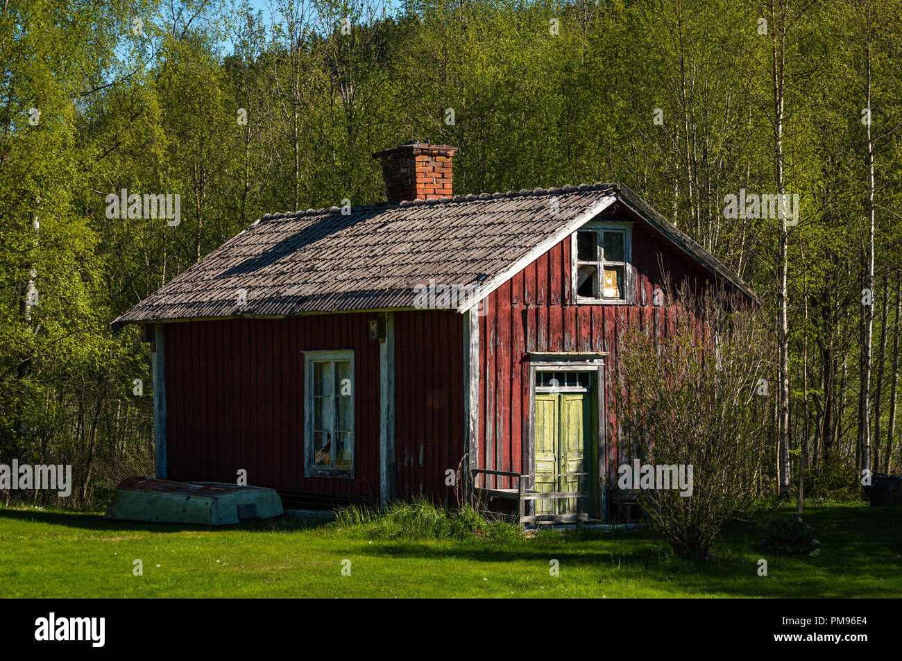 House falling apart hi-res stock photography and images - Alamy