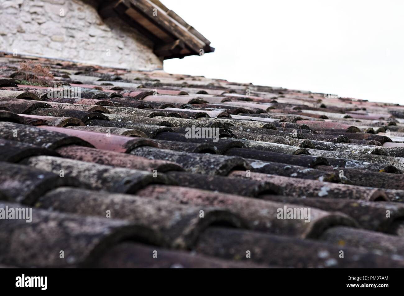 Tiles detail of an old italian roof - Architectural background (Marche ...