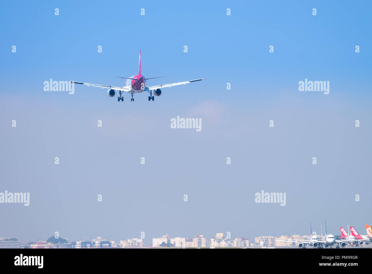 Airplane taking off skyline hi-res stock photography and images - Alamy