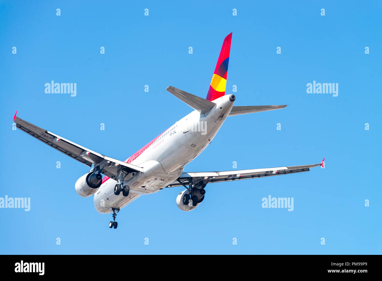 Back view jet engine hi-res stock photography and images - Alamy