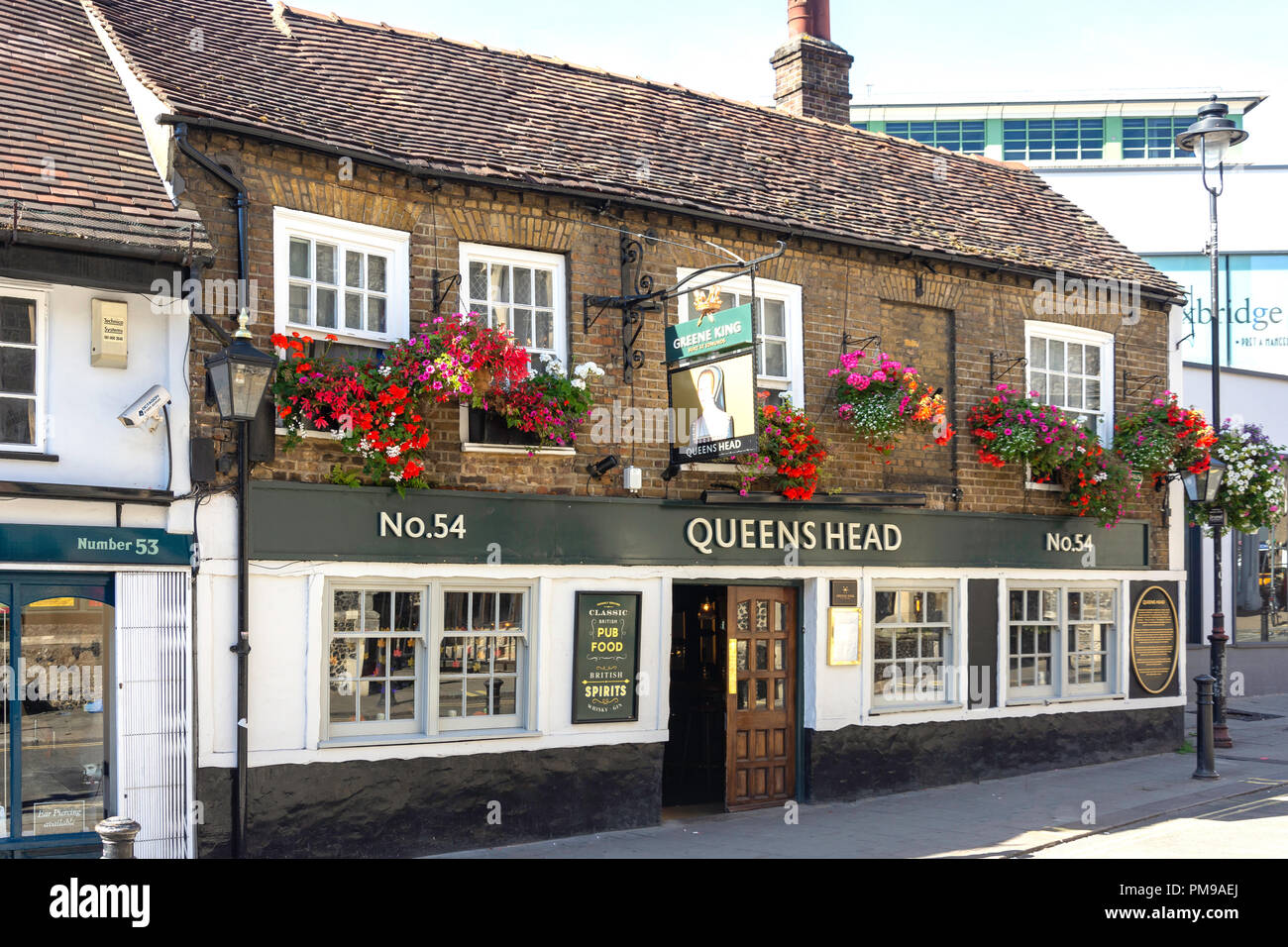 16th century The Queen's Head Pub sign, Windsor Street, Uxbridge ...