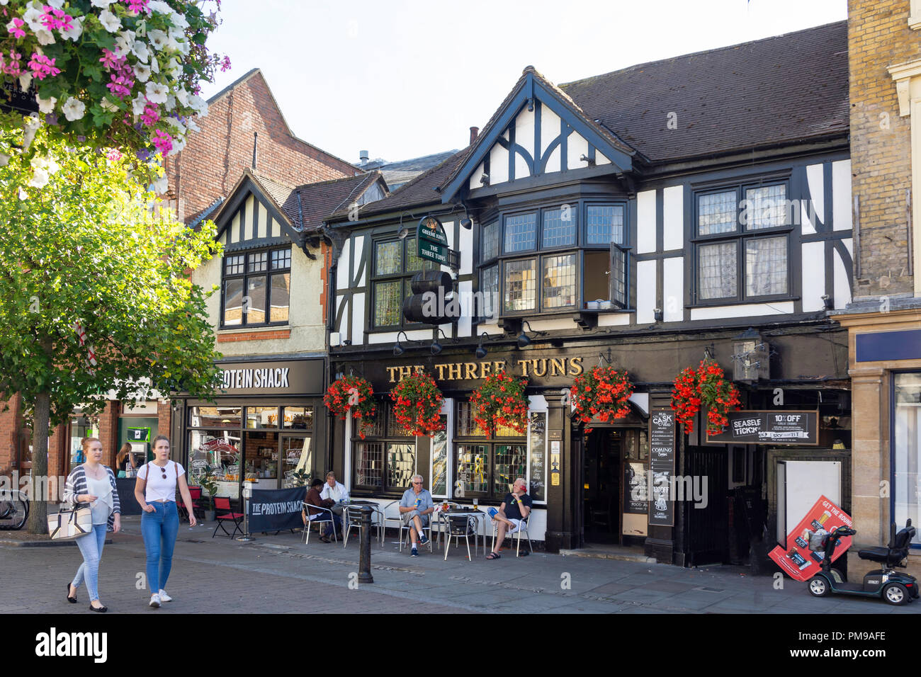 Uxbridge high street uxbridge hillington hi-res stock photography and ...