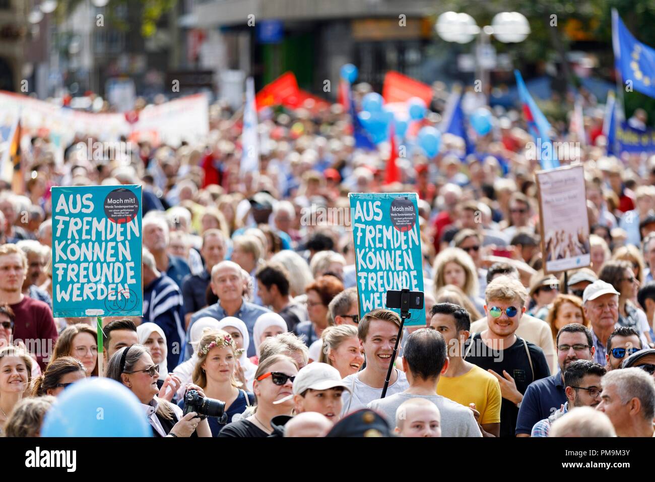 Cologne, Deutschland. 16th Sep, 2018. Protesters versus right on the ...