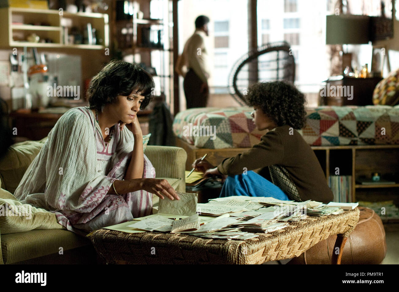 (L-r) HALLE BERRY as Luisa Rey, KEITH DAVID as Napier and BRODY LEE as ...