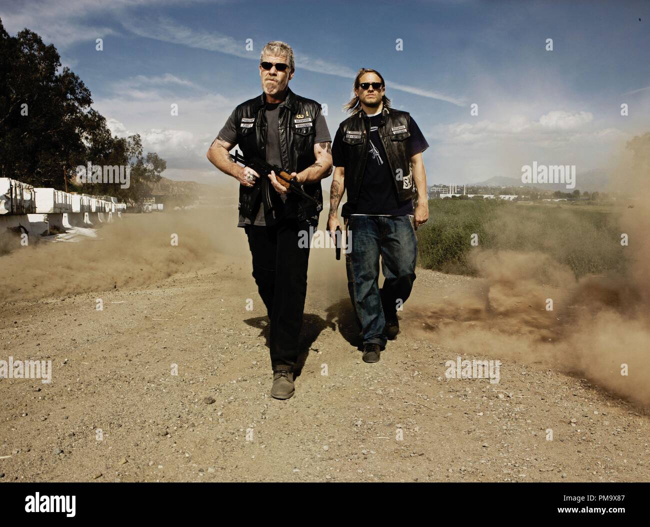 Ron perlman clay morrow charlie hunnam jackson hi-res stock photography ... Ron perlman clay morrow charlie hunnam jackson hi-res stock photography ...