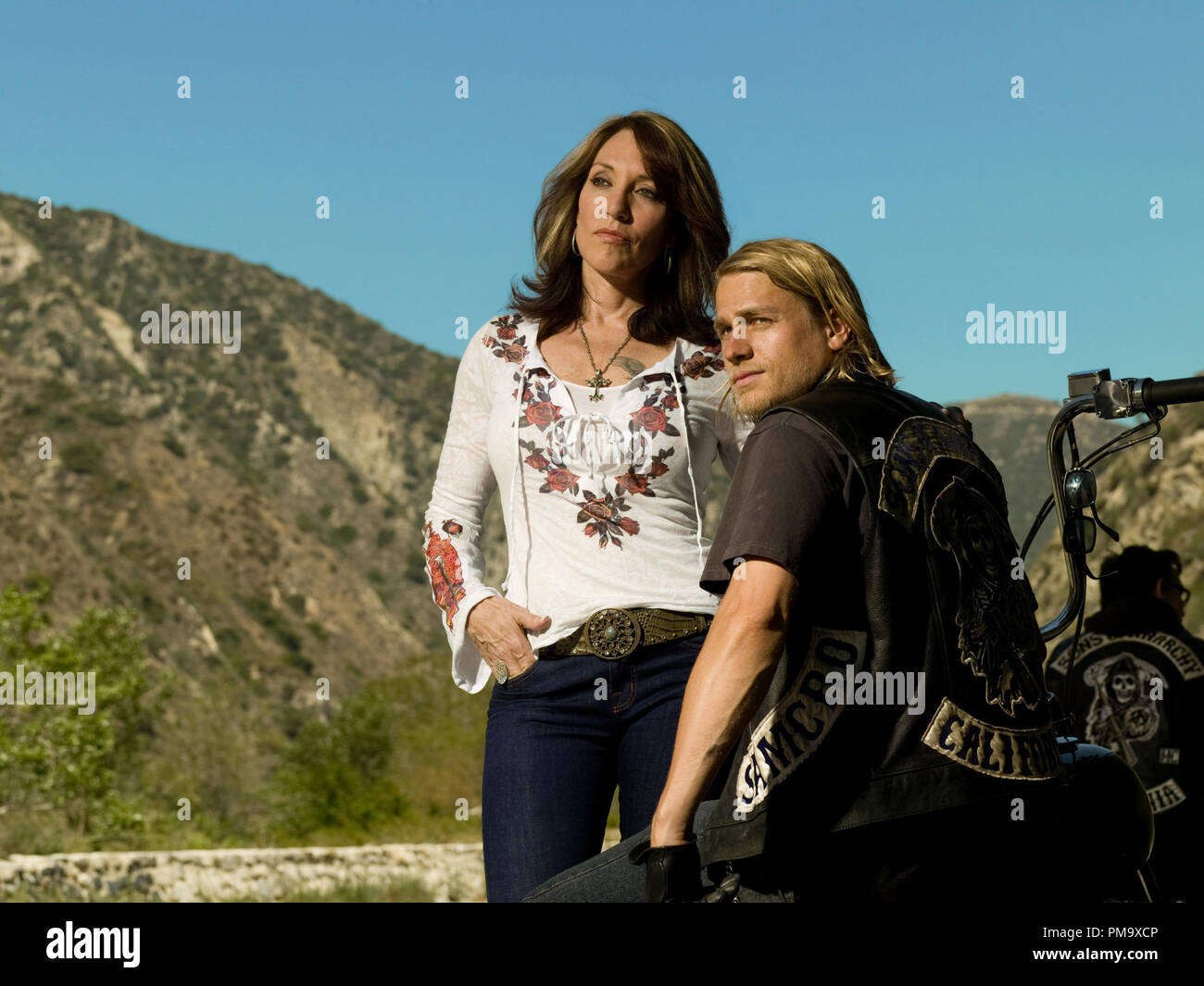 SONS OF ANARCHY:"Fun Town" L-R: Charlie Hunnam and Katey Sagal Stock Photo - Alamy