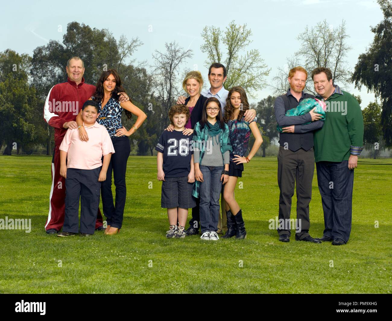 "Modern Family" Season 1 (2009-2012) ED O'NEILL, RICO RODRIGUEZ, SOFIA ...
