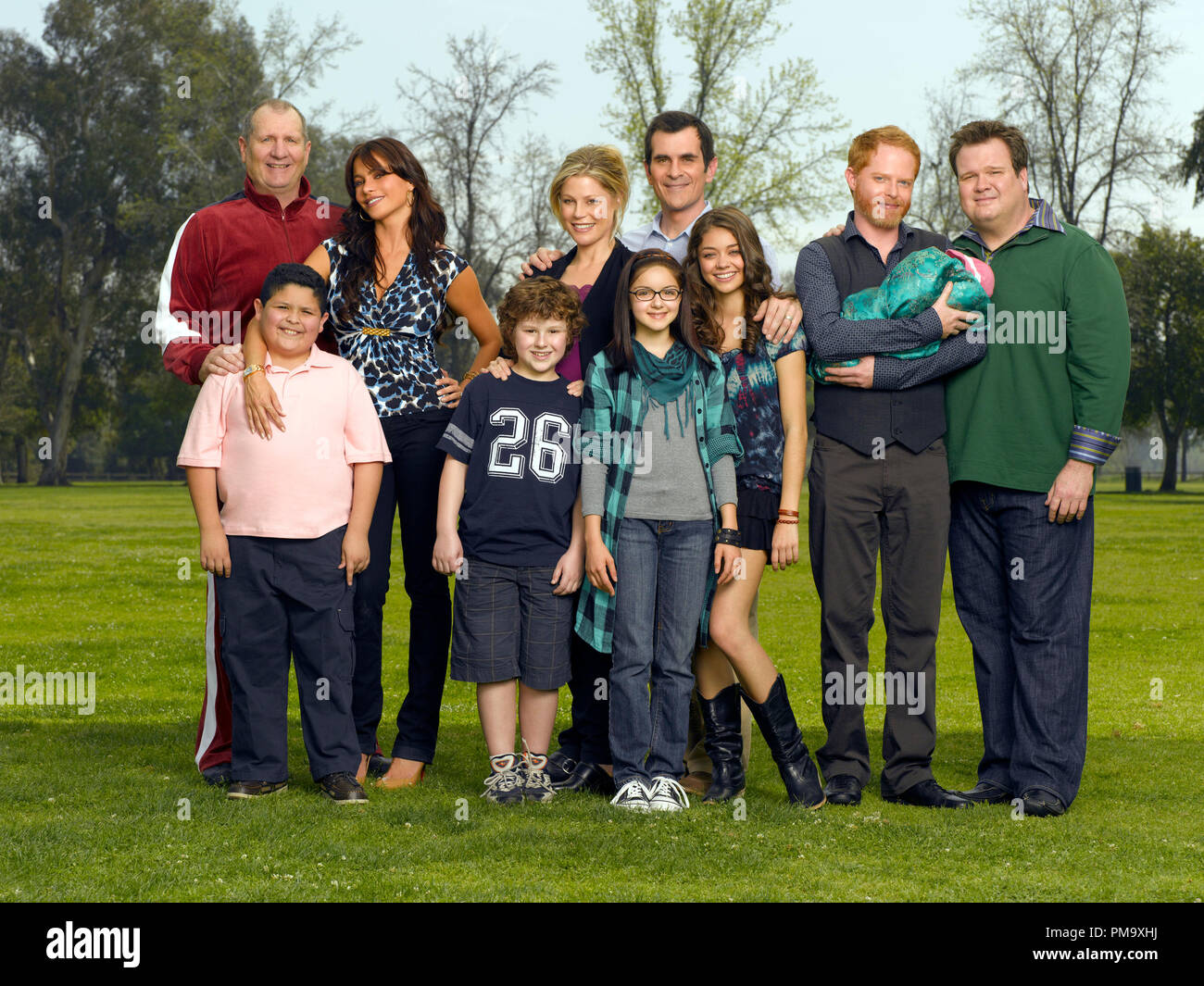 "Modern Family" Season 1 (2009-2012) ED O'NEILL, RICO RODRIGUEZ, SOFIA ...