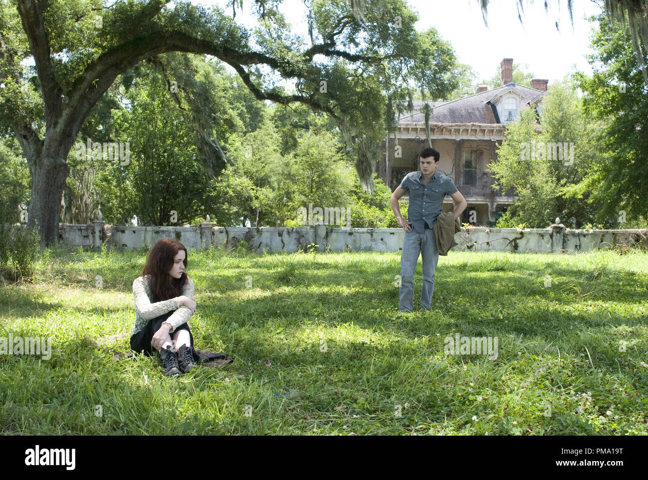 (L-r) ALICE ENGLERT as Lena Duchannes and ALDEN EHRENREICH as Ethan ...