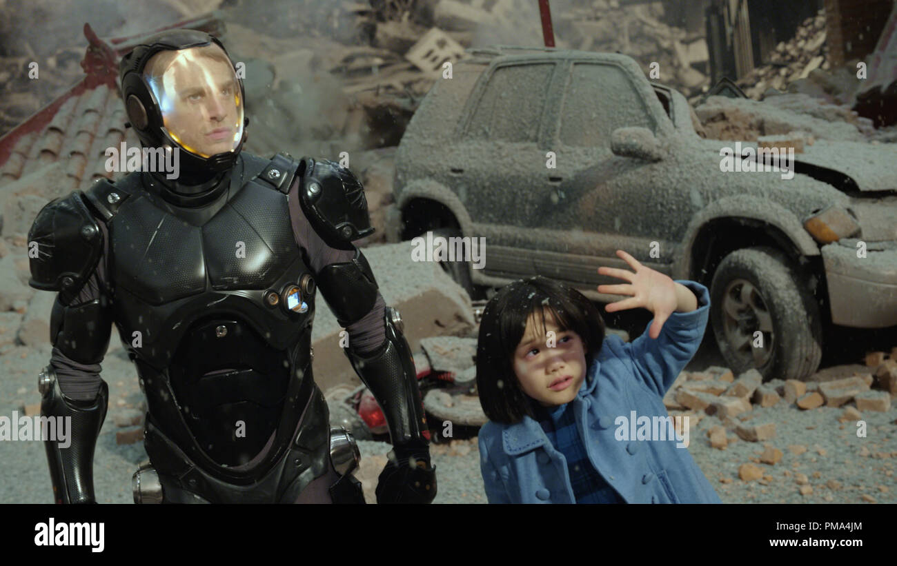 (L-r) CHARLIE HUNNAM as Raleigh Becket and MANA ASHIDA as Young Mako in ...