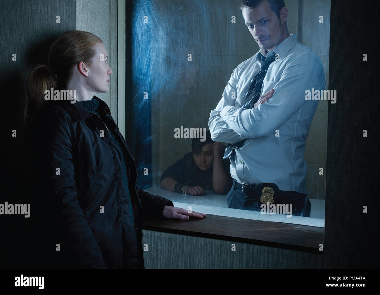 (Foreground) Sarah Linden (Mireille Enos) and Stephen Holder (Joel ...