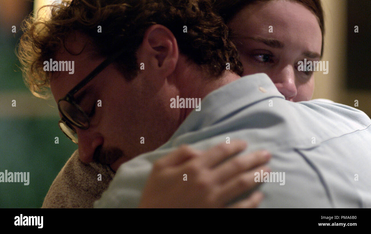 (L-r) JOAQUIN PHOENIX as Theodore and ROONEY MARA as Catherine in the ...