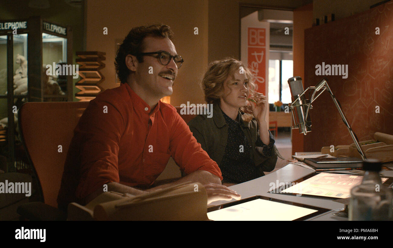 (L-r) JOAQUIN PHOENIX as Theodore and AMY ADAMS as Amy in the romantic ...