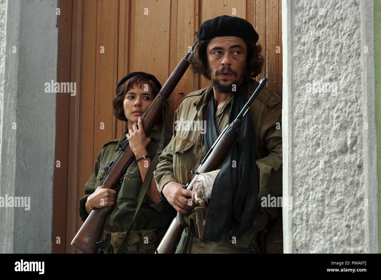 Still of Benicio Del Toro and Catalina Sandino Moreno in Che: Part One ...