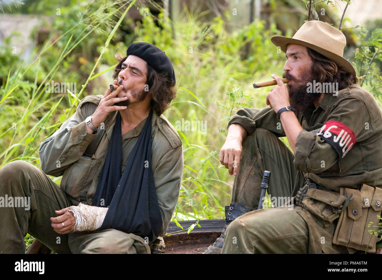 Benicio del Toro as Che and Santiago Cabrera as Camilo Cienfeugos in ...