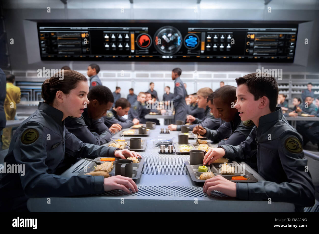 (L-R) HAILEE STEINFELD and ASA BUTTERFIELD star in ENDER'S GAME Stock ...