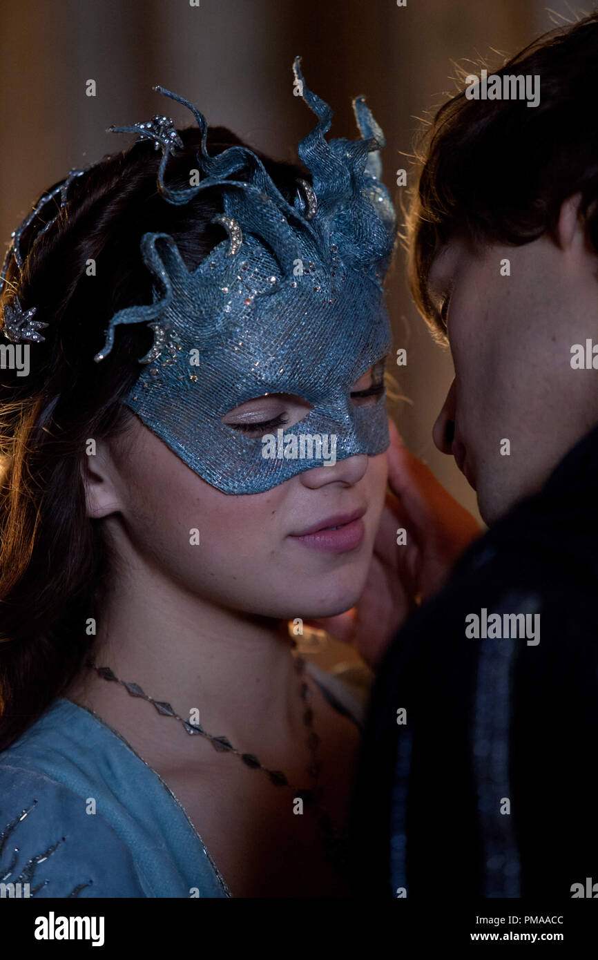 Hailee Steinfeld and Douglas Booth star in "ROMEO AND JULIET Stock ...
