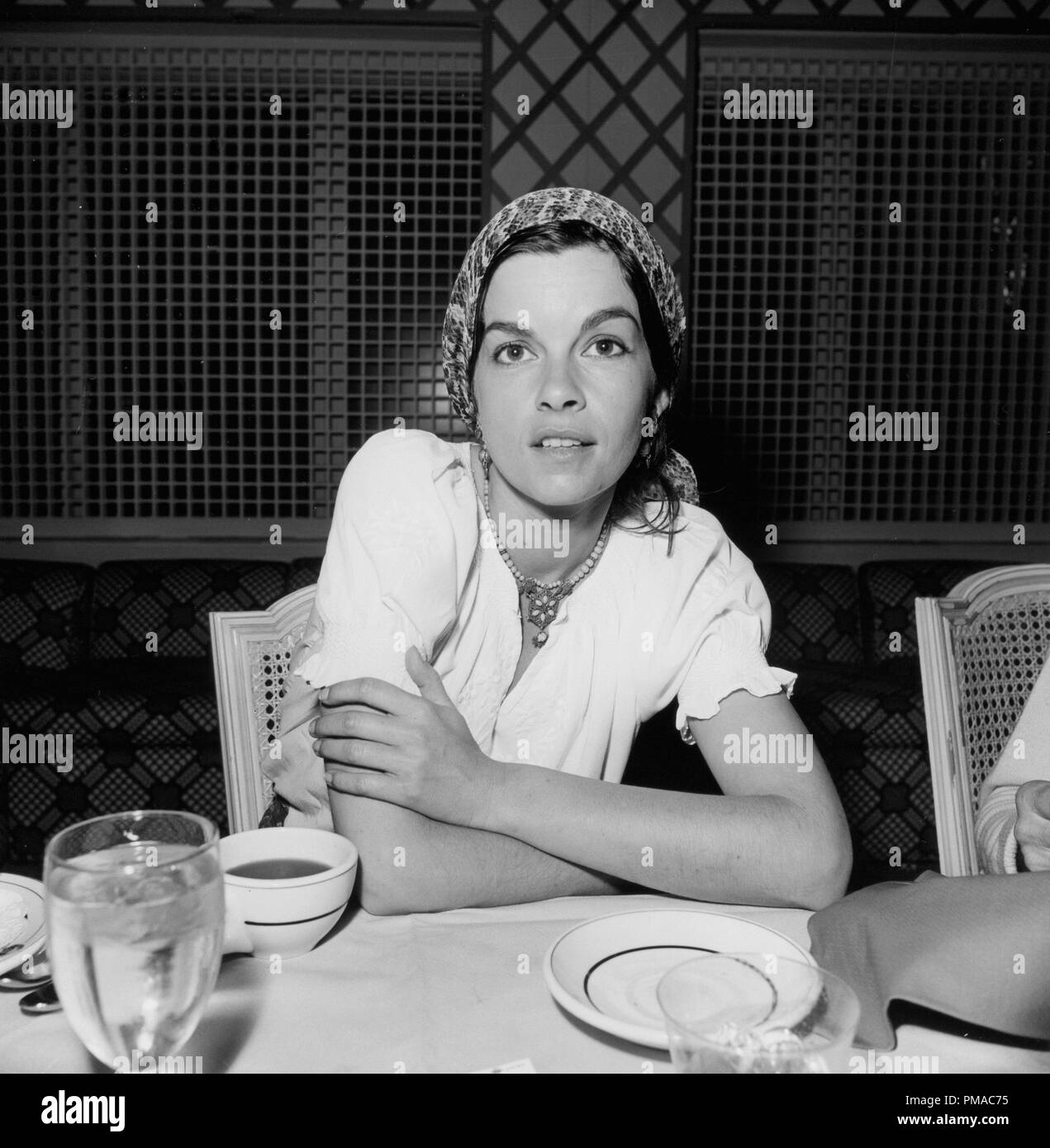 Genevieve bujold hi-res stock photography and images - Alamy