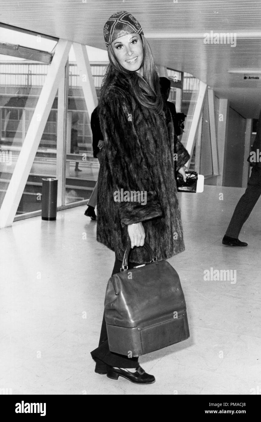 Stefanie powers 1960s Black and White Stock Photos & Images - Alamy