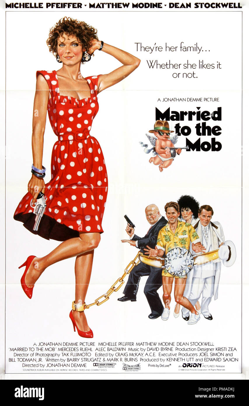 Mercedes ruehl married to mob hi-res stock photography and images - Alamy