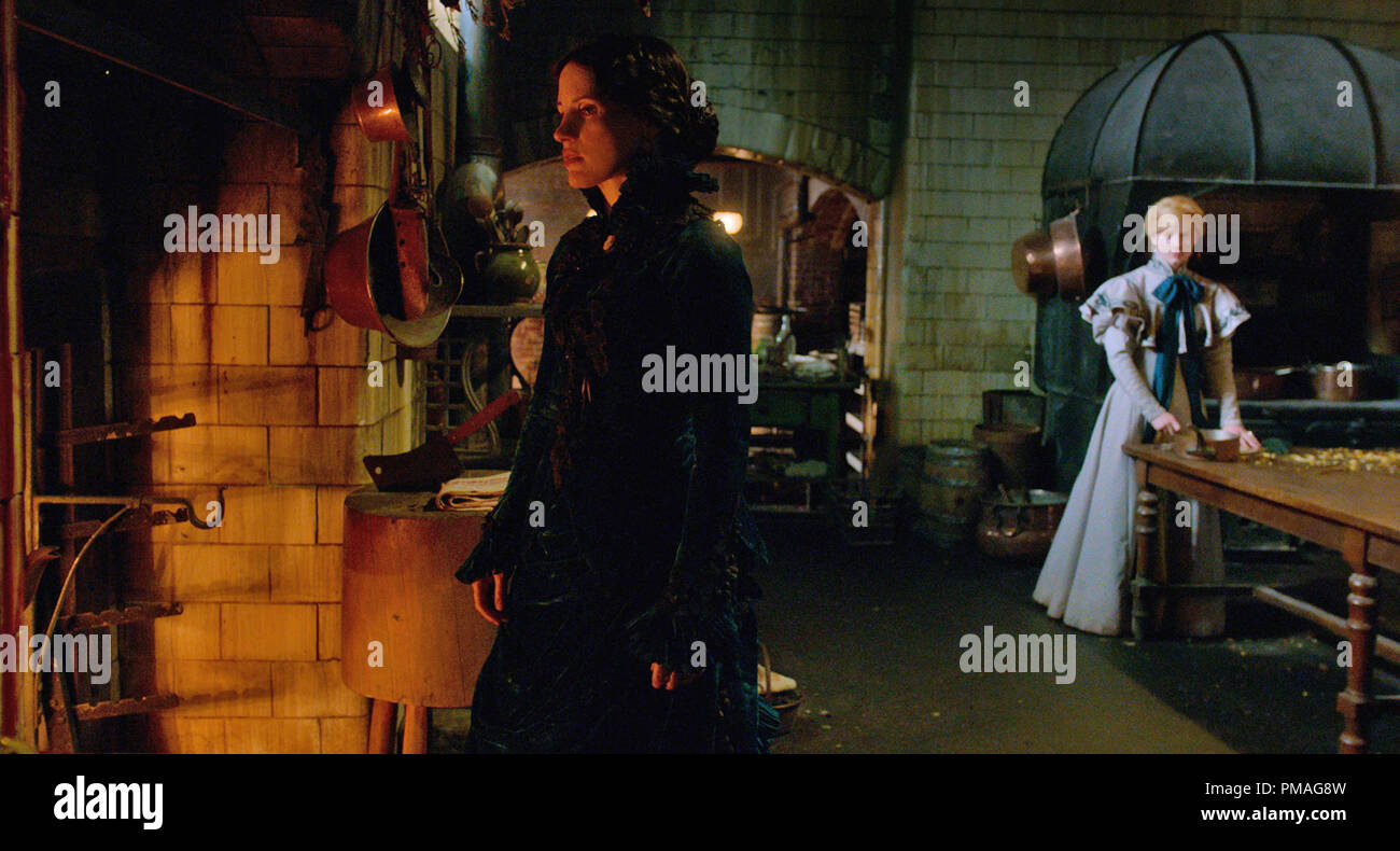 Lady Lucille Sharpe (JESSICA CHASTAIN) confronts Edith Cushing (MIA ...