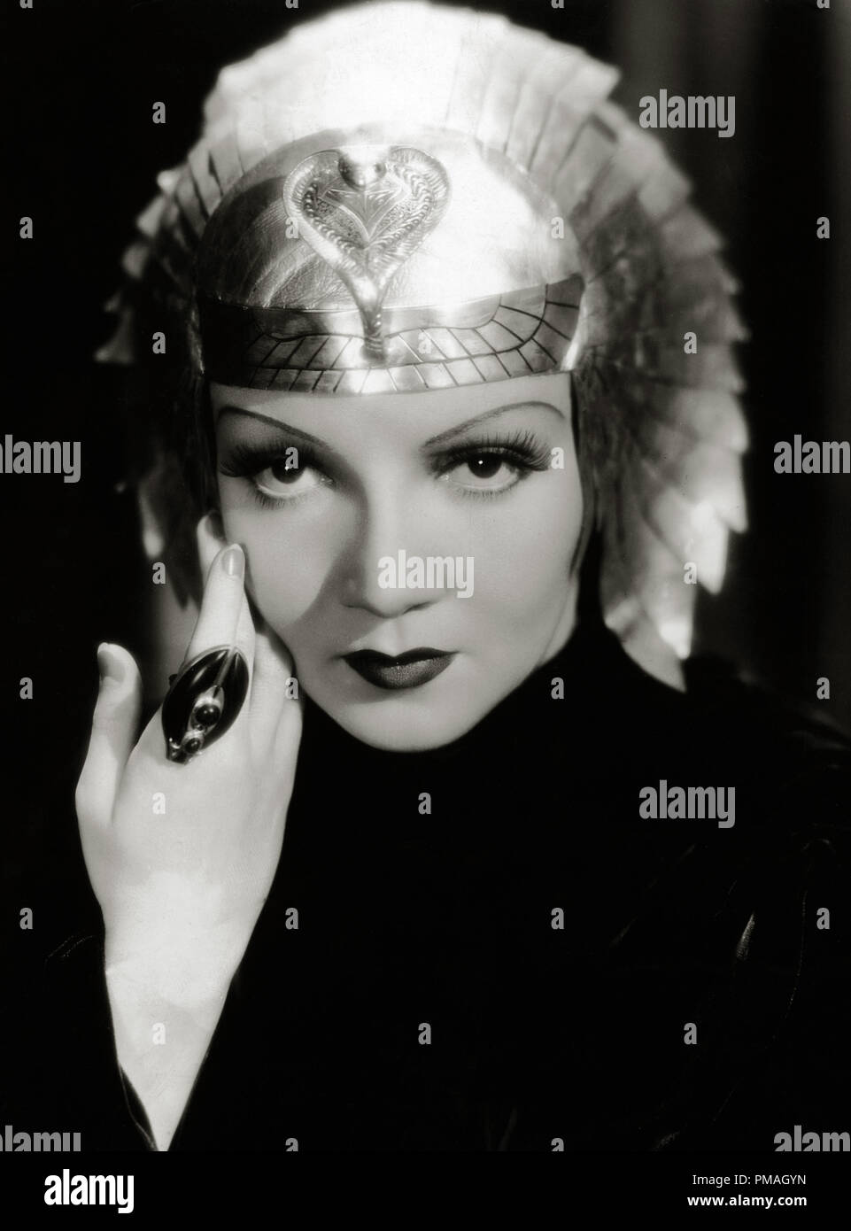 Claudette colbert 1930s hi-res stock photography and images - Alamy