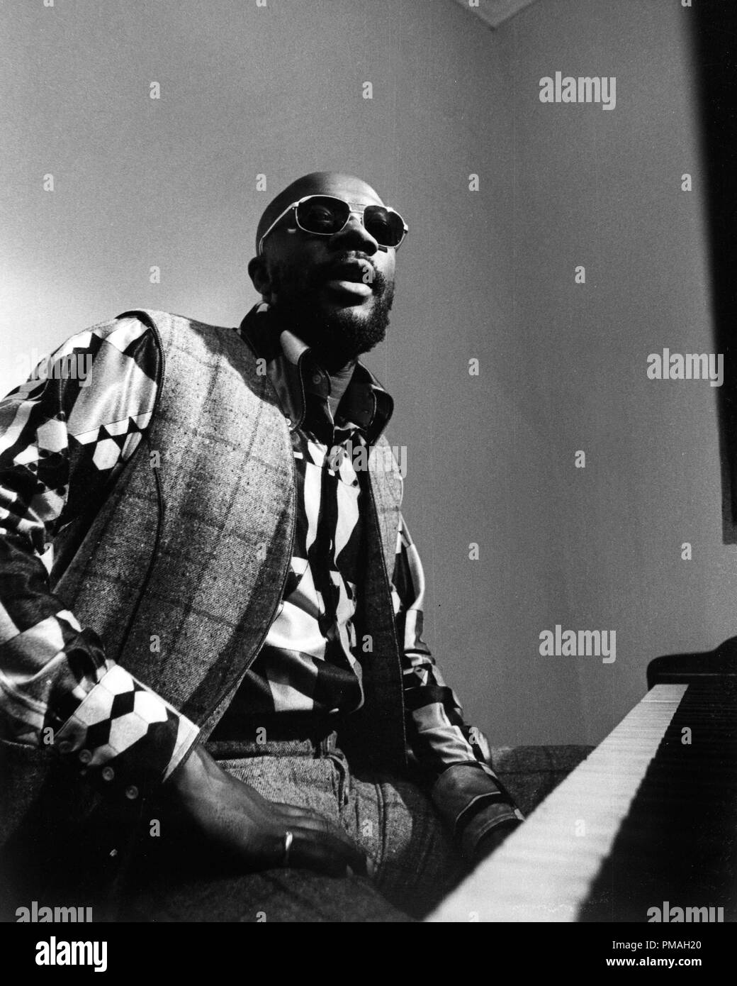 Isaac hayes 1971 Black and White Stock Photos & Images - Alamy