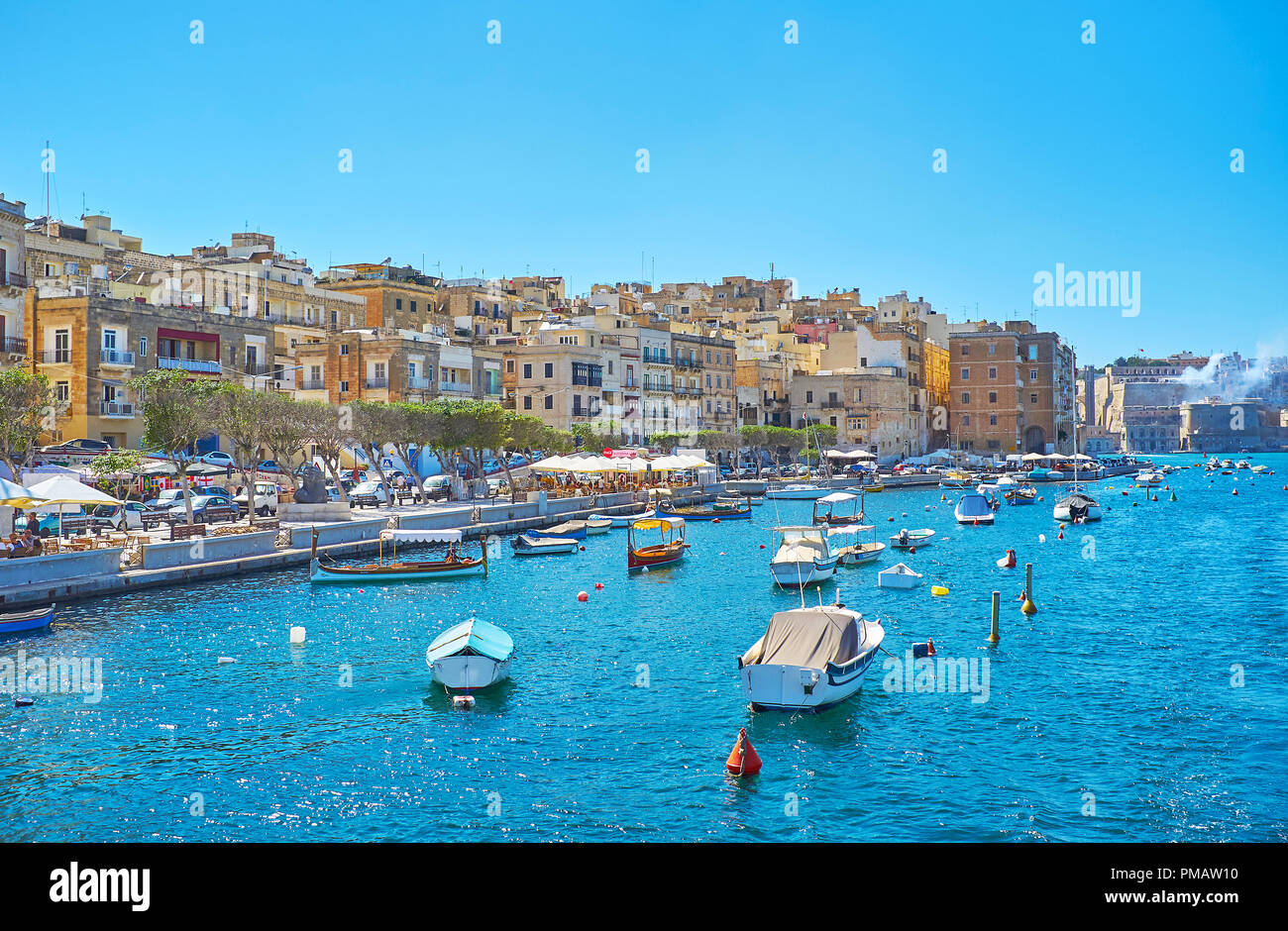 SENGLEA, MALTA - JUNE 17, 2018: The dense buildings in small fortified ...