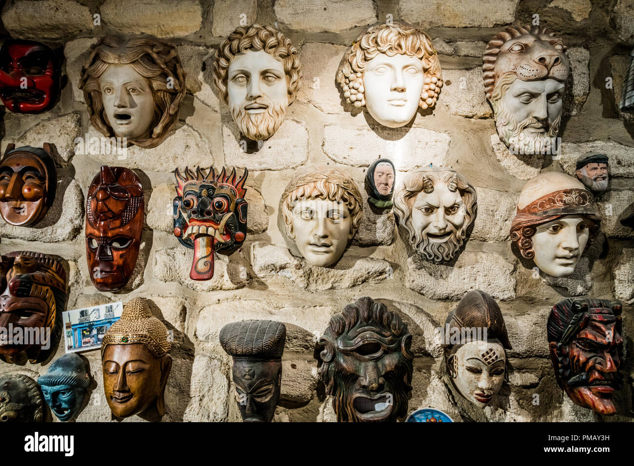 African masks flea market hi-res stock photography and images - Alamy