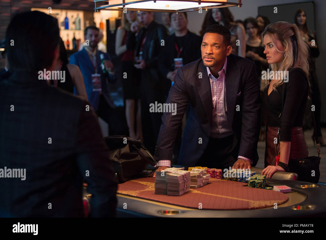 Margot robbie focus film still hi-res stock photography and images - Alamy
