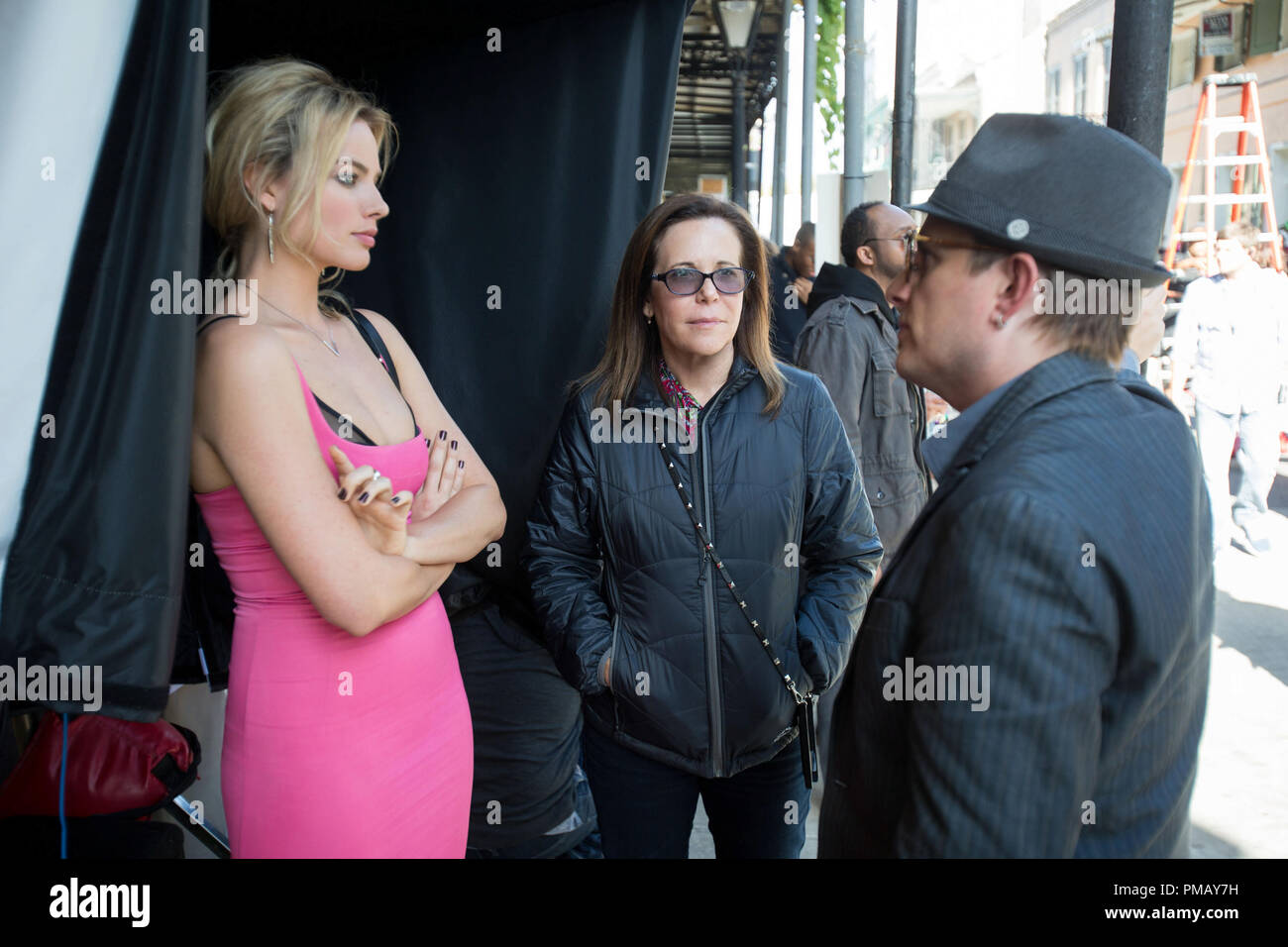 L R Margot Robbie Producer Denise Di Novi And Con Artist Adviser Apollo Robbins On The Set Of
