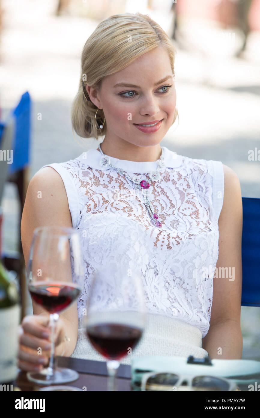 Margot Robbie As Jess In Warner Bros Pictures Heist Film Focus 2015 Warner Bros Stock