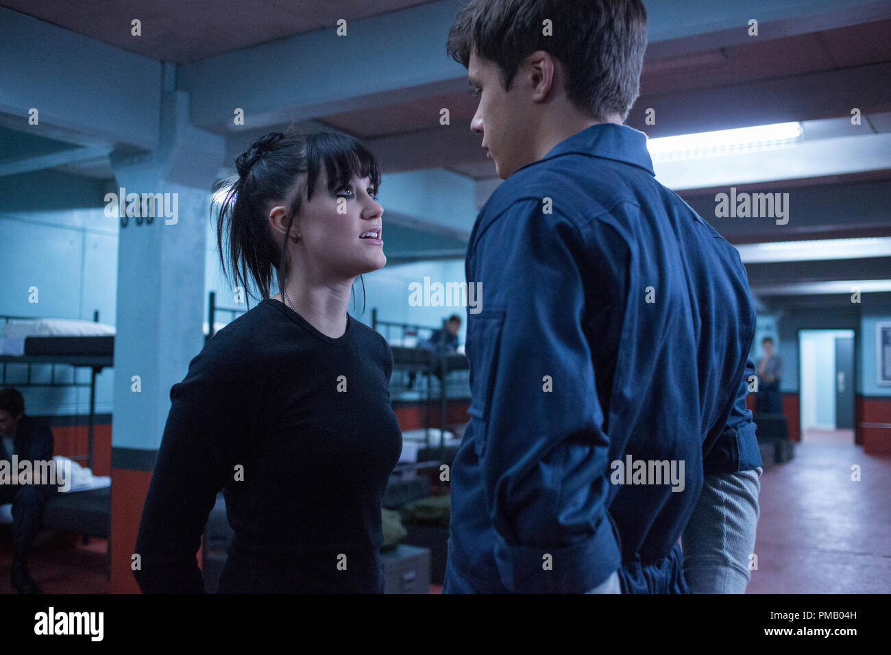 Maika Monroe and Nick Robinson in Columbia Pictures' "The 5th Wave ...