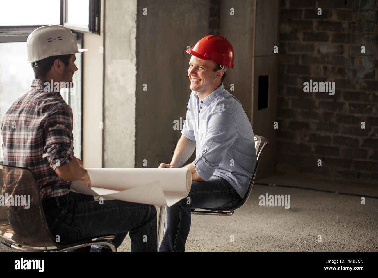 Builders resting hi-res stock photography and images - Alamy