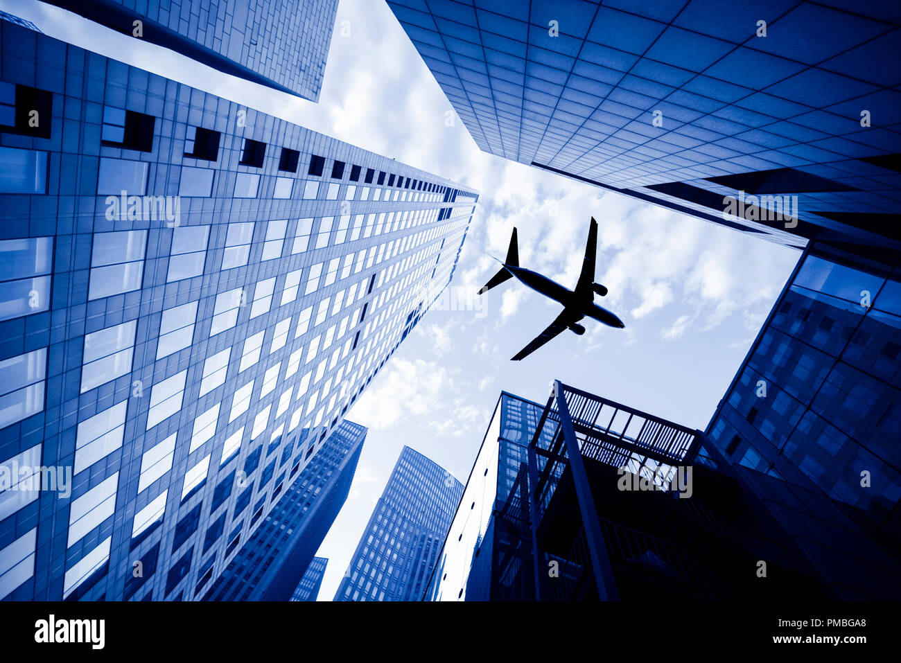 Airplane city scene background hi-res stock photography and images - Alamy