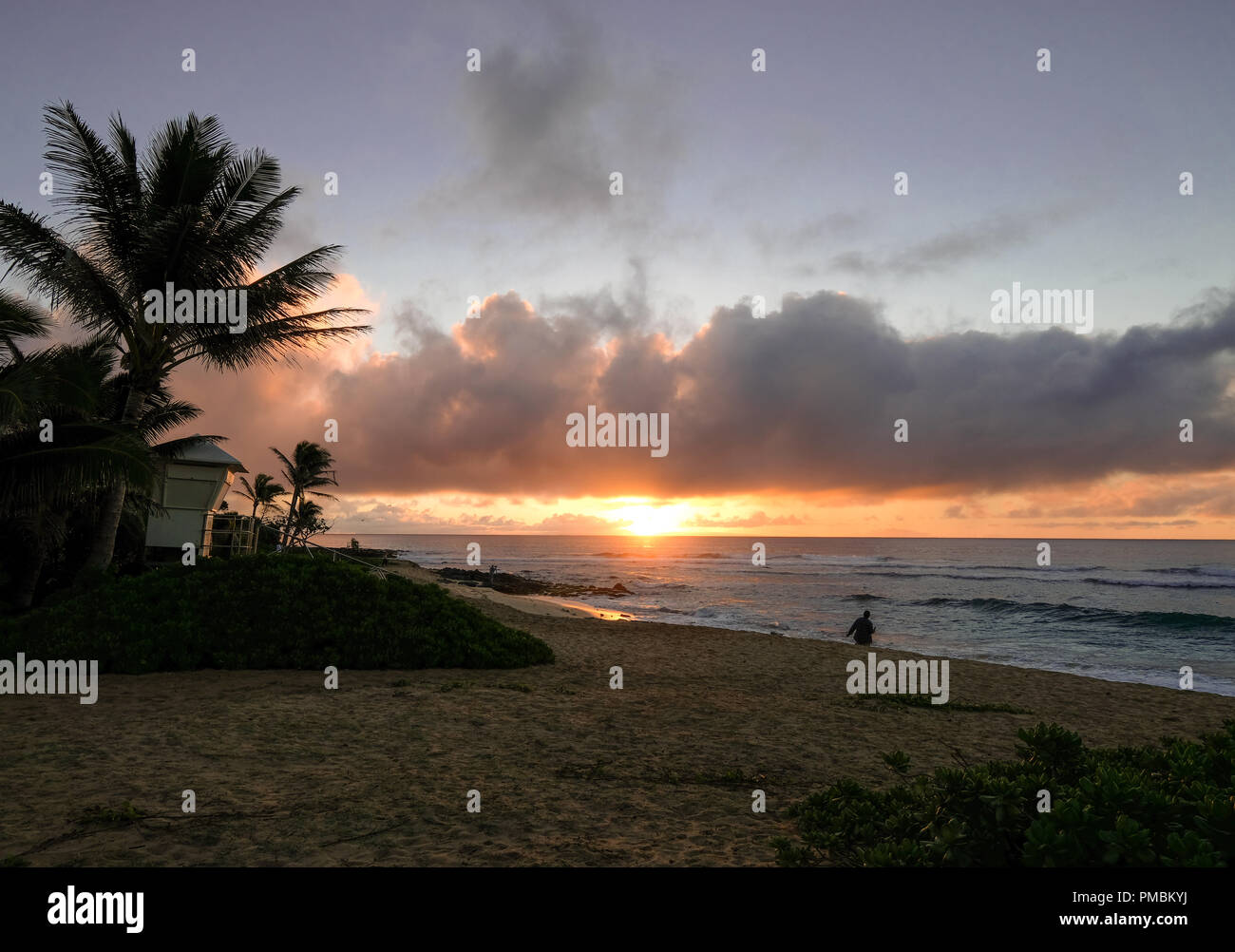 Waikiki beach sunrise honolulu oahu hi-res stock photography and images ...