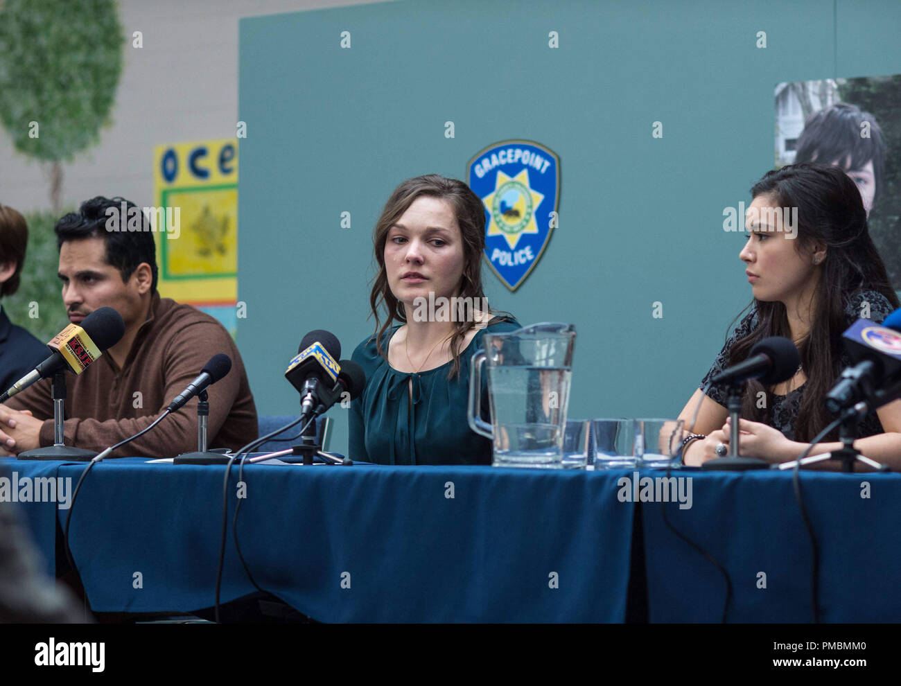 Michael Pe?a, Virgina Kull and Madalyn Horcher, "Gracepoint", Season 1 ...