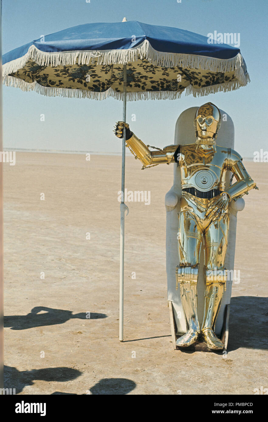 Anthony Daniels cools down on the Tunisia set in "Star Wars Episode IV ...