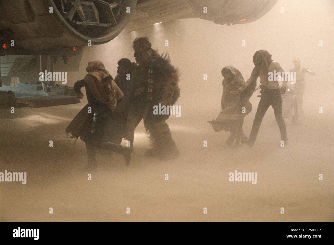 The cast films the "Sandstorm" scene in "Star Wars: Episode VI: Return ...
