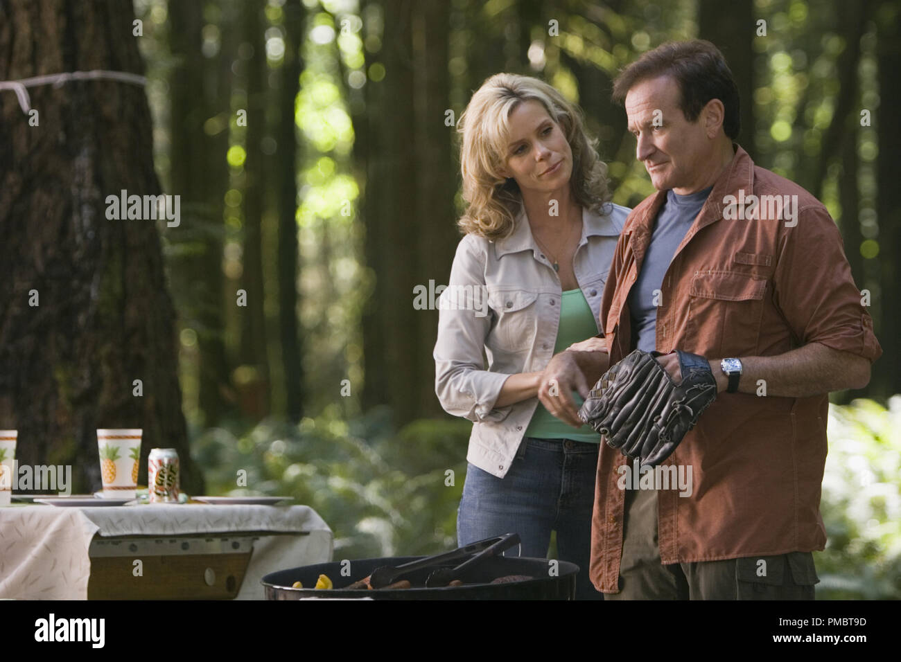 Cheryl Hines (l) and Robin Williams star in Columbia Pictures' family ...