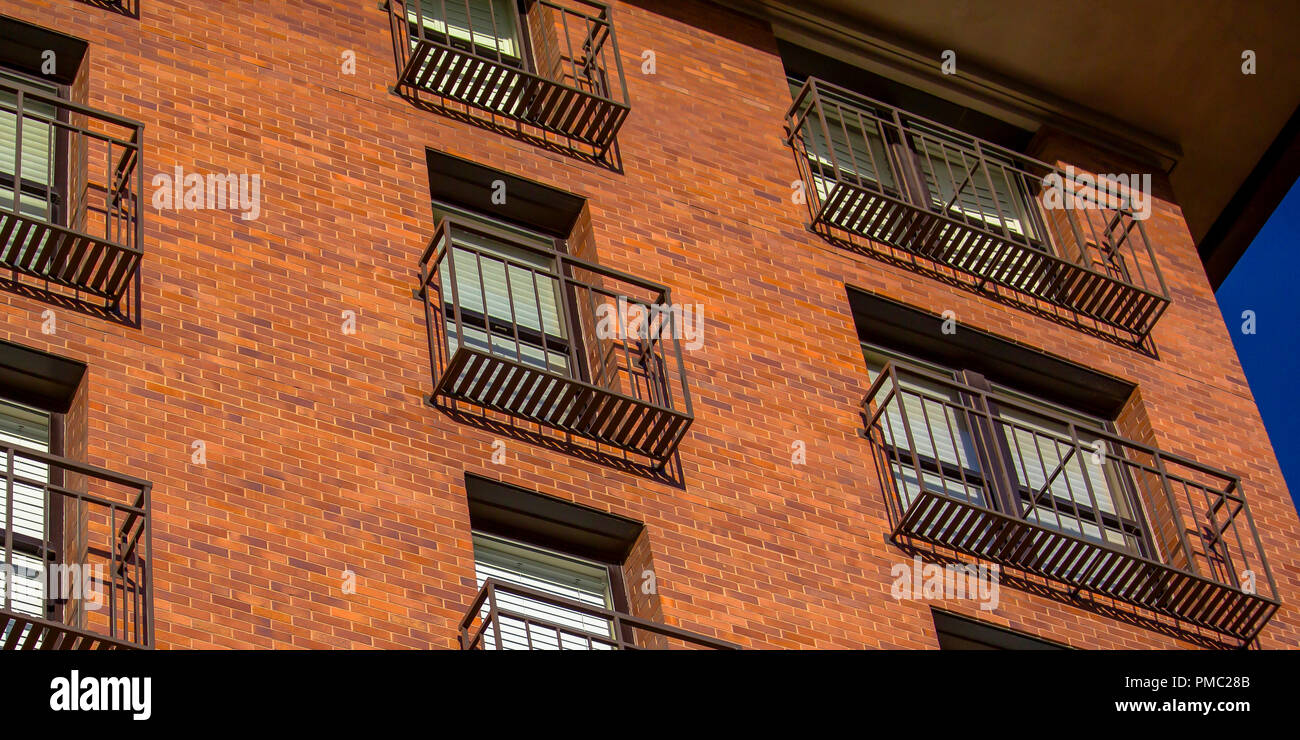 Red brick high rise building hi-res stock photography and images - Alamy